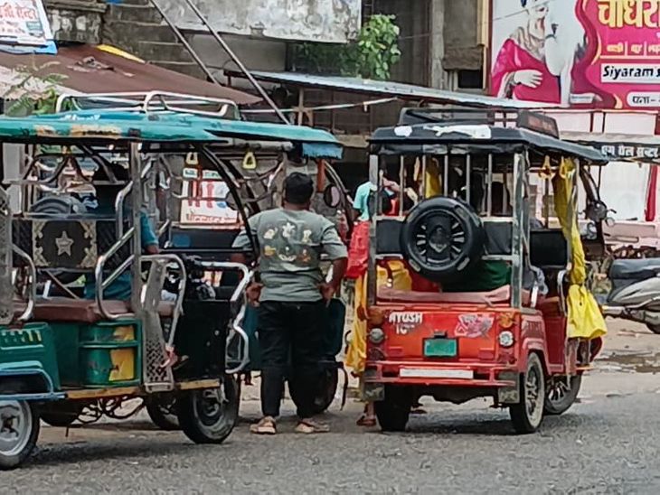 Auto-tempo drivers are violating traffic rules | यातायात नियमों की ...