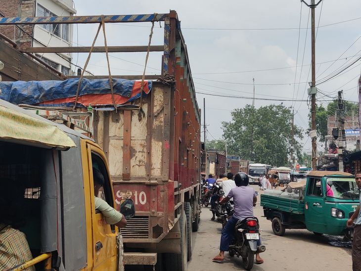 Traffic halted at Tarapur Shaheed Chowk
