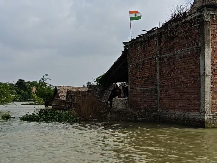 Flood in Kasimpur, villagers coming and going by boat
