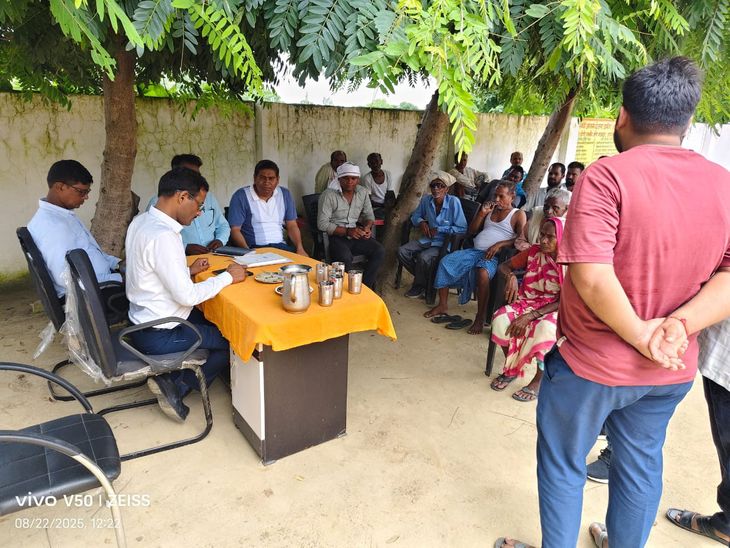 Solution of problems of villagers in village Chaupal | ग्राम चौपाल में ...