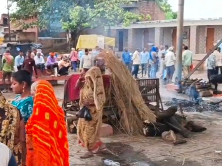 A young man drowned in the Ganges during his grandfather's funeral | नाना के अंतिम संस्कार के ...