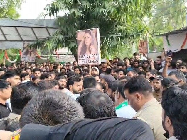 Protest by family of dowry victim at police station | दहेज हत्या में ...