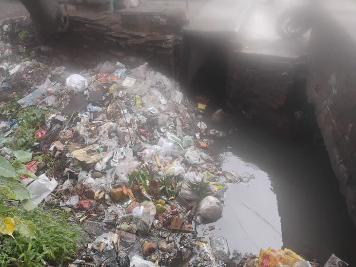 Danger of waterlogging on Naraina bridge | नरैना पुल पर जलभराव का खतरा ...