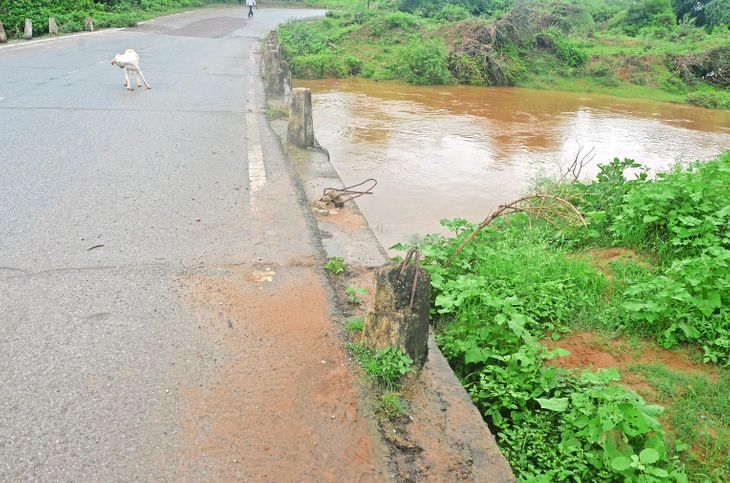 Danger at Ladpura culvert of State Highway, pillar damaged | स्टेट ...