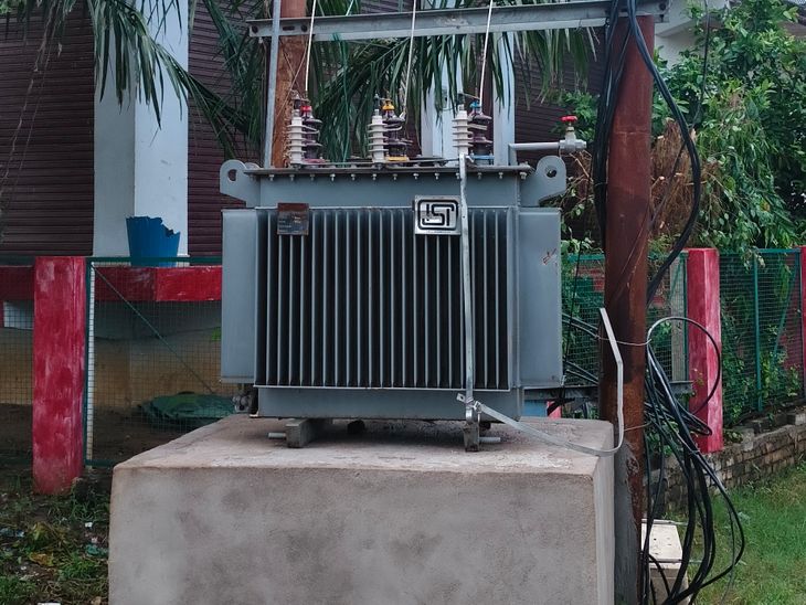 The transformer of Achalda's Maheva Road is faulty | अछल्दा के महेवा ...