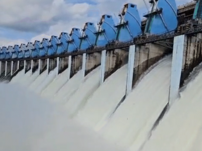 The view of Indira Sagar Dam is like a milk stream | इंदिरा सागर डैम का ...