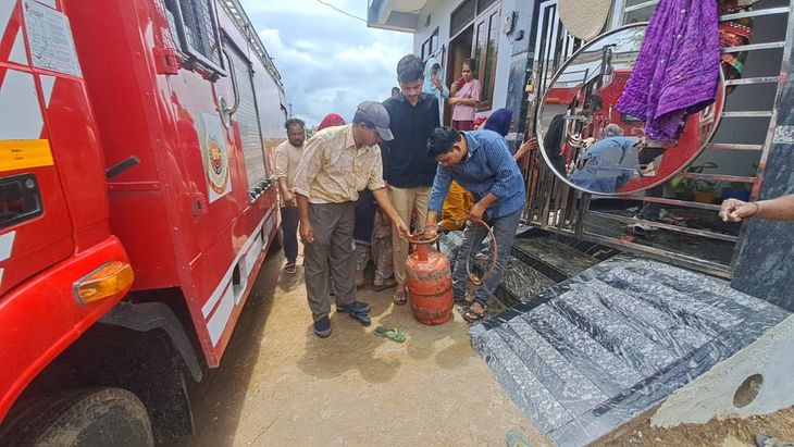 Fire broke out in the gas pipe while cooking | खाना बनाते समय गैस पाइप ...