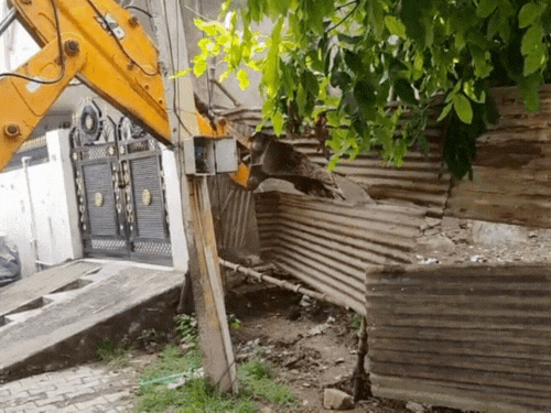Municipal Corporation removed encroachment from the drain amidst protest