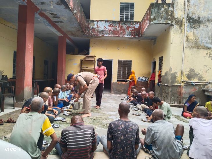 On daughter's birthday, SP fed food to the helpless people in Sabka ...