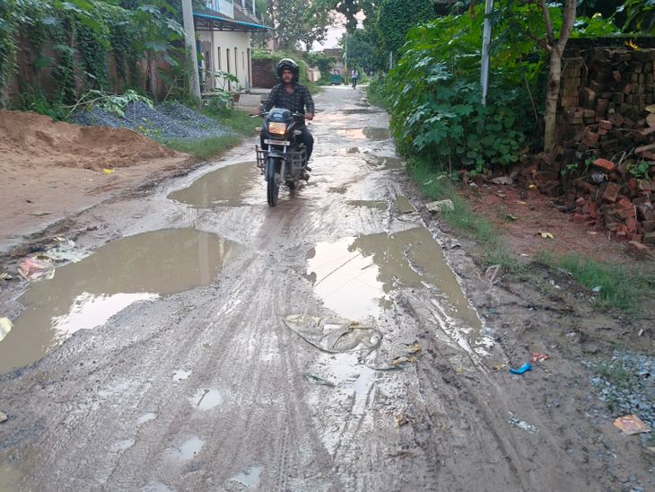 The dilapidated road of Nasopur village of Mau became a problem | मऊ के ...