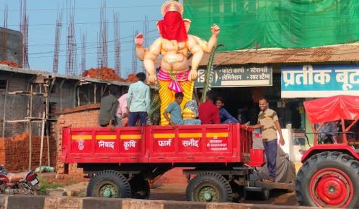 Lord Ganesha was installed in homes and pandals | घरों और पंडालों में ...