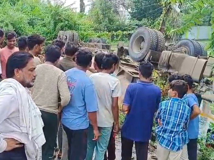 Cement tanker overturned due to rain in Dhar