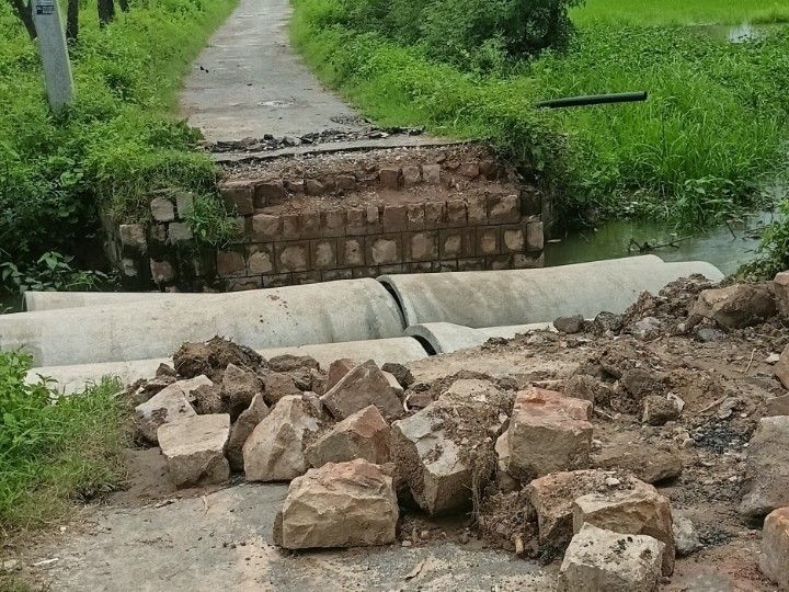 The bridge collapsed in Meja of Prayagraj