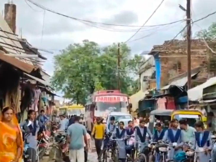 Encroachment in Majhauli caused traffic jam in the market for an hour