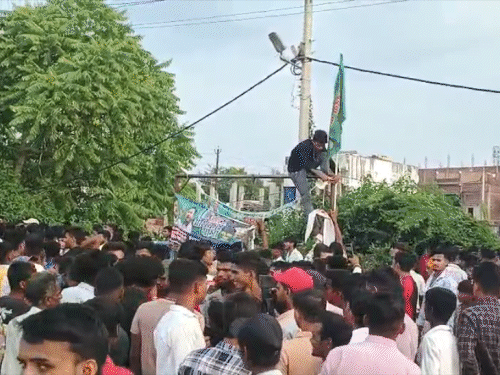 RJD flag was waved, Jan Suraj poster was burnt | राजद का झंडा लहराया ...