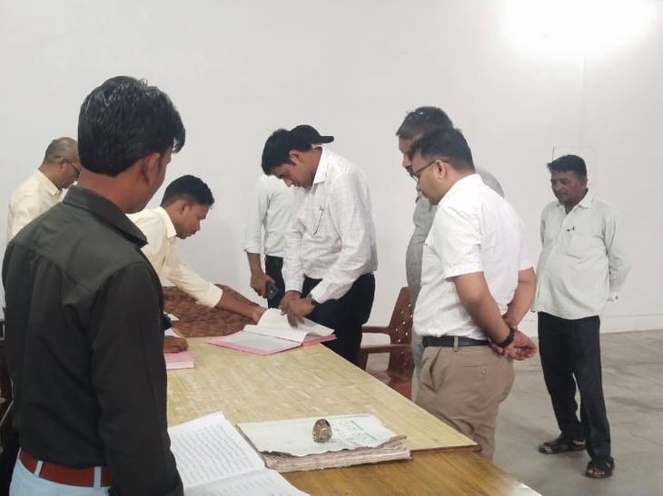 Charkhari SDM inspected the Tehsil office | चरखारी एसडीएम ने किया तहसील ...