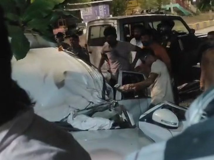 Uncontrolled car collided with a tree, young man died