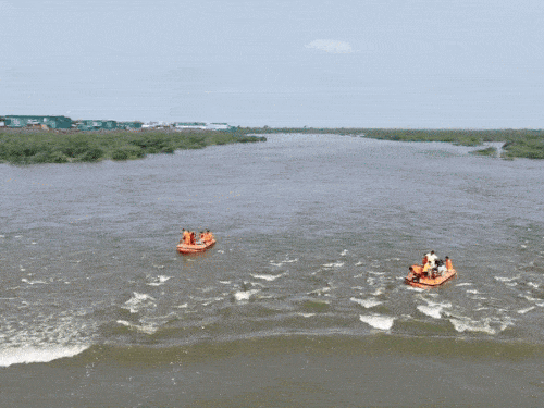 A Bolero full of devotees floated in the Luni river