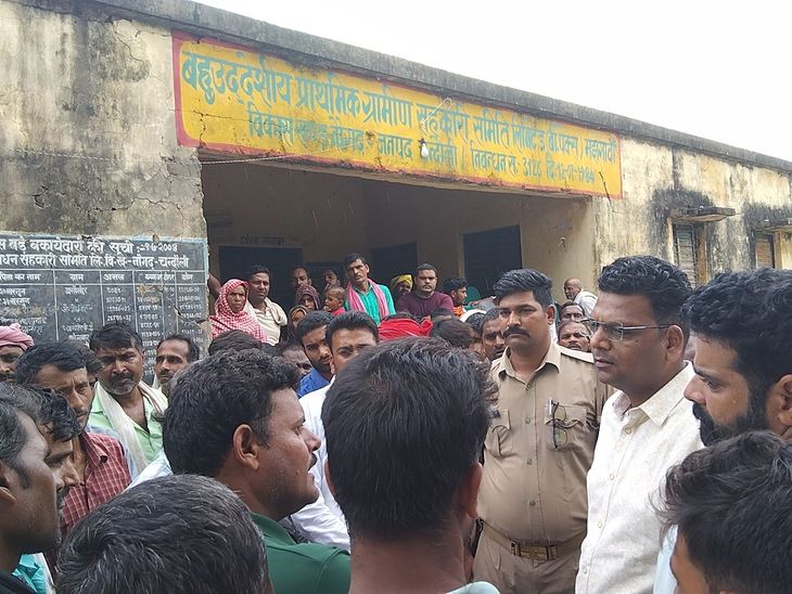 There is a shortage of urea in Chandauli's Majhgawan | चंदौली के ...