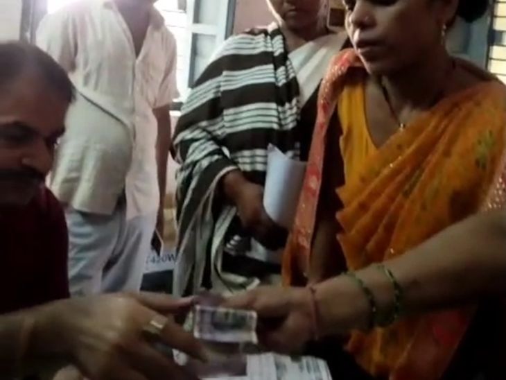 Computer operator taking bribe for birth certificate, VIDEO | जन्म प्रमाण पत्र के लिए रिश्वत ...