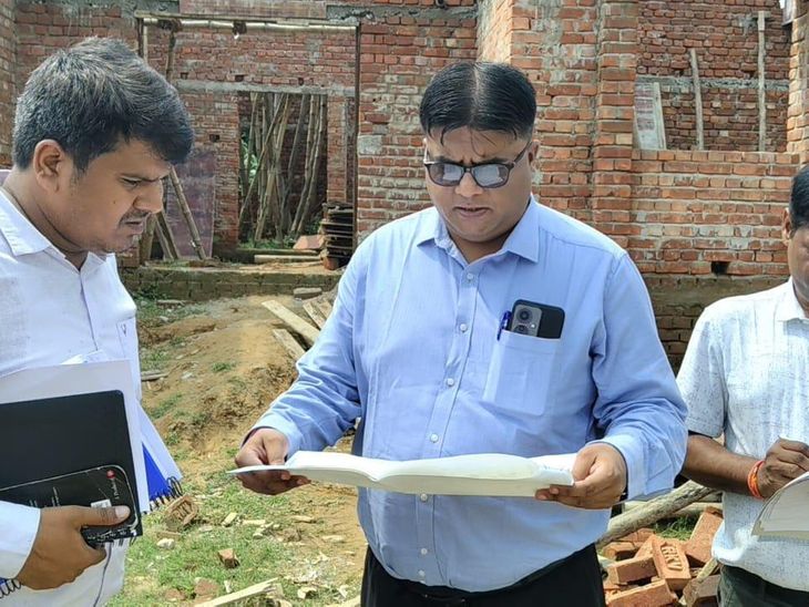DM inspected the composite school of Basti | बस्ती के कम्पोजिट विद्यालय ...