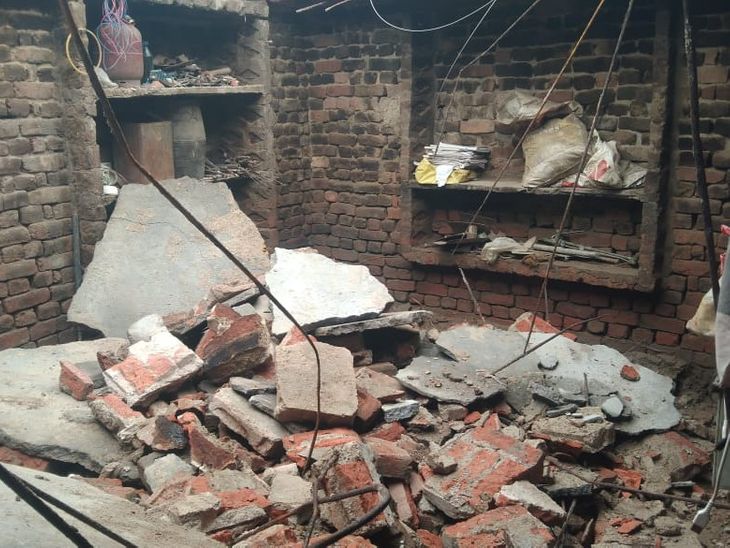 The roof of a house collapsed due to rain in Amritpur, Farrukhabad ...