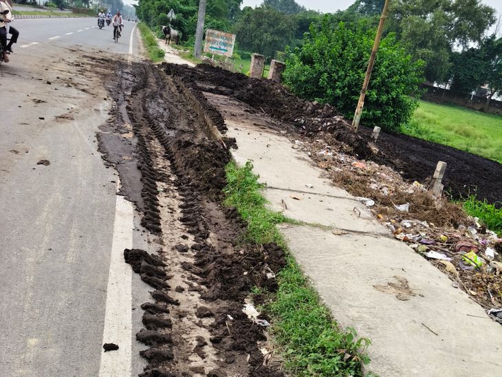 Accidents due to throwing dung and garbage on the road