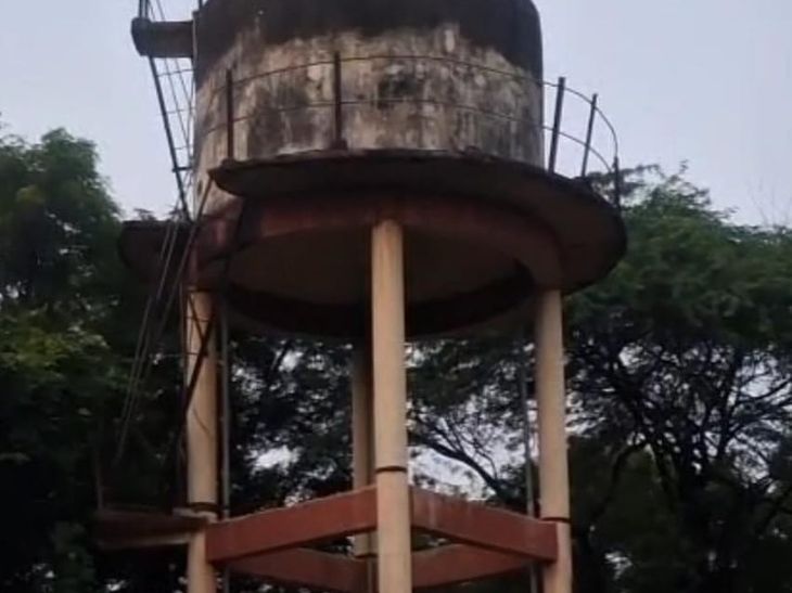 A dilapidated water tank in Nagla Taur poses a danger | नगला तौर में ...