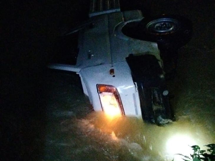 Pickup overturned in drain in Atarra
