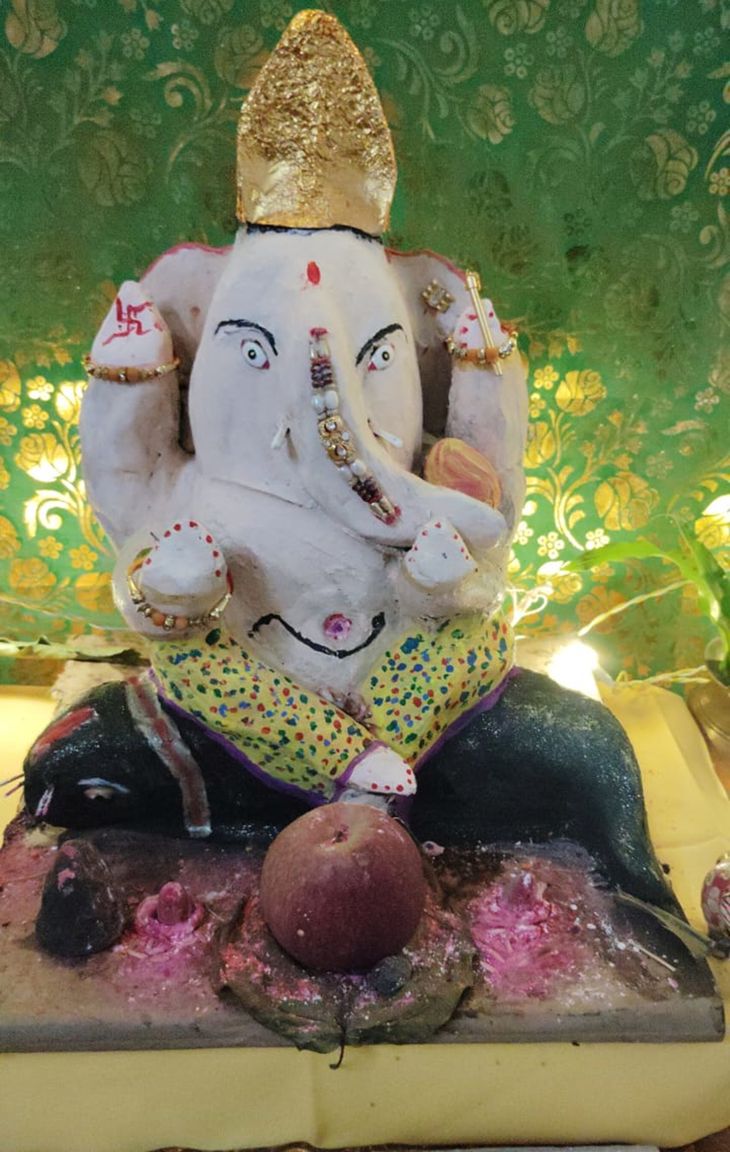 Ganesh idols made of ashta dhatu and clay were installed | अष्ट धातु और ...
