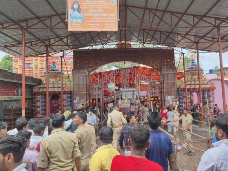 A huge crowd of devotees gathered at Neem Karori Dham in Mohammadabad