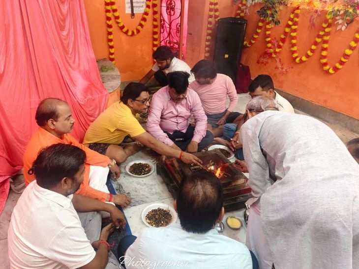 Devotees thronged temples on Budhwa Mangal in Achalda | अछल्दा में ...