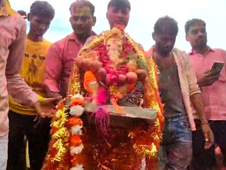Ganesh immersion in Nagla Ummed of Achalda | अछल्दा के नगला उम्मेद में ...