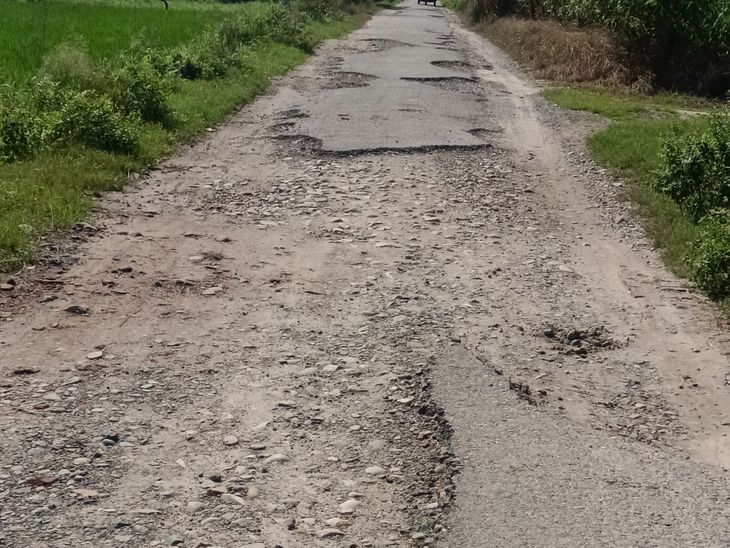 The Majhgawan-Piparia road from Padariya turn is dilapidated