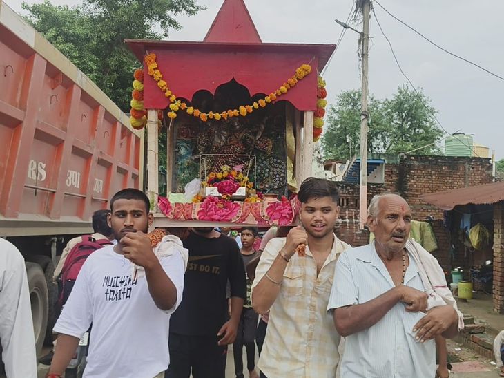 Thakur ji's city tour in Rajakheda on Jaljhulani Ekadashi | जलझूलनी ...