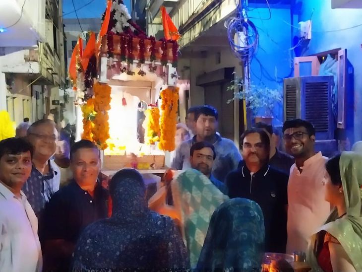 Lord Krishna's city tour on Dol Gyaras in Dhamnod | धामनोद में डोल ...