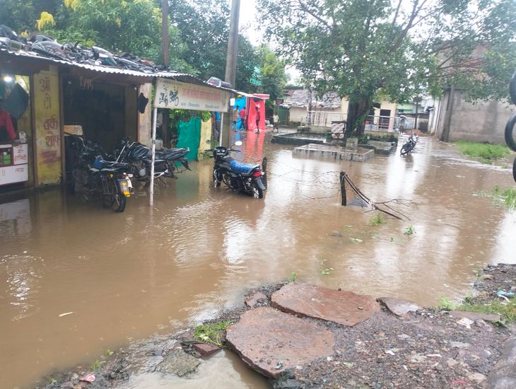 Water filled in the ward, entered the house and shop also, there will ...
