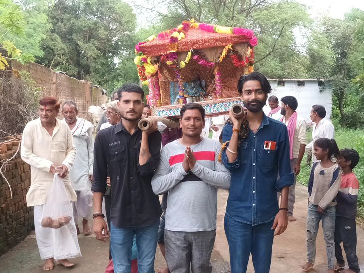 A grand procession was taken out in Devran village on Dol Gyaras | डोल ...