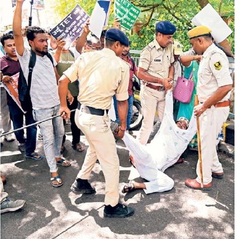 Candidates demonstrated in front of JDU office for Urdu TET result ...