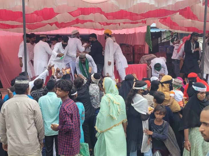 A grand procession was taken out in Mankapur on Baravafaat | बारावफात ...
