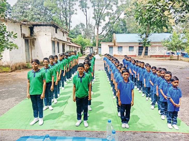 Shoes and socks were given to 70 children of Dugli Ashram | दुगली आश्रम ...