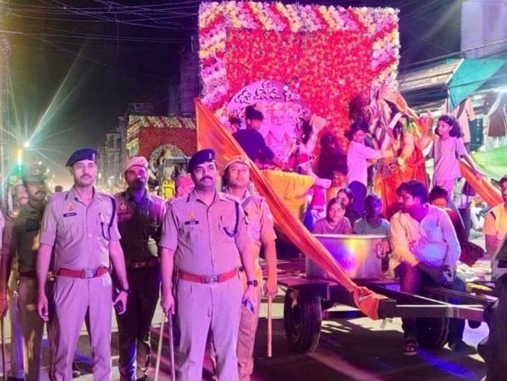 Ganesh immersion took place with great pomp in Atarra | अतर्रा में ...