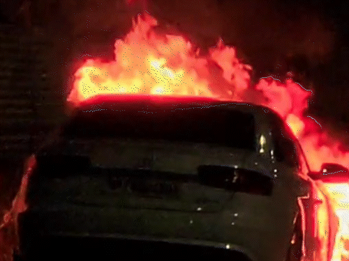 Audi car caught fire on Shaheed Path in Lucknow | लखनऊ में चलती ऑडी कार ...