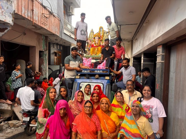 Ganesh immersion took place with great pomp in Asind | आसींद में धूमधाम ...
