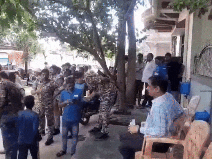 Bhind collector caught three tractor-trolleys filled with sand | भिंड ...