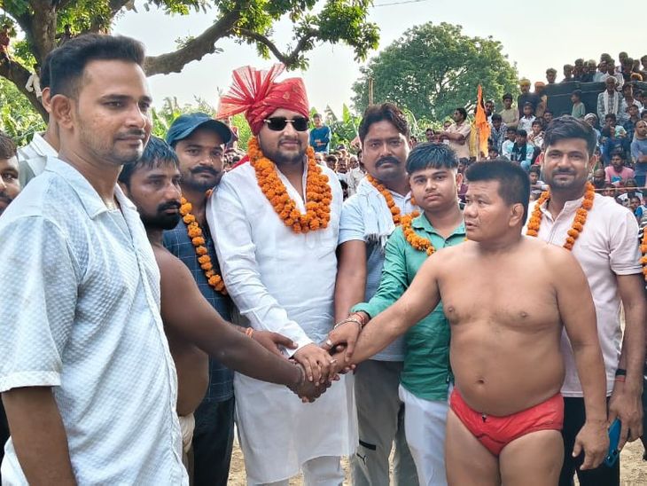 Exciting wrestling match in Bindki | बिंदकी में कुश्ती का रोमांचक मुकाबला: 8 राज्यों के पहलवानों ...