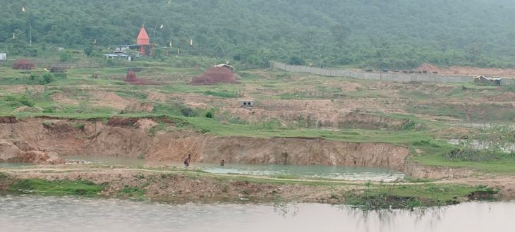 Soil erosion in the new pond built in Hamlapur, leakage near stone ...