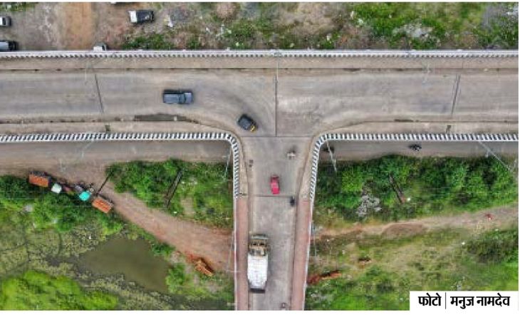 T shaped bridge in Bina, danger of vehicle overturning at 900 turn ...