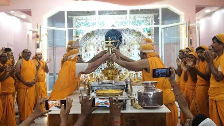 Devotees raised slogans in the procession, Aarti and Puja were ...