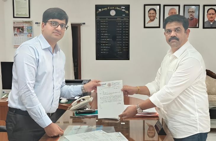 MLA Mandavi demanded from the collector to complete the incomplete ...